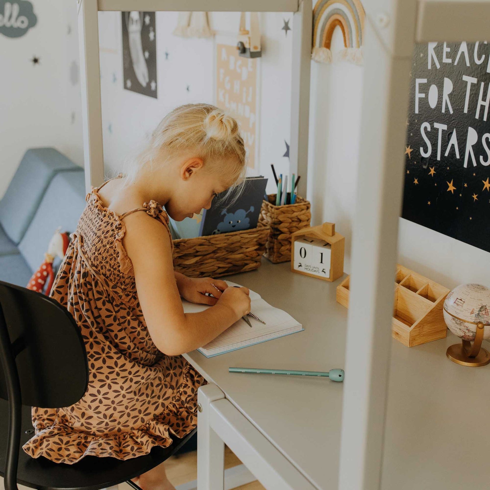 House-shaped toddler desk – Sweet HOME from wood